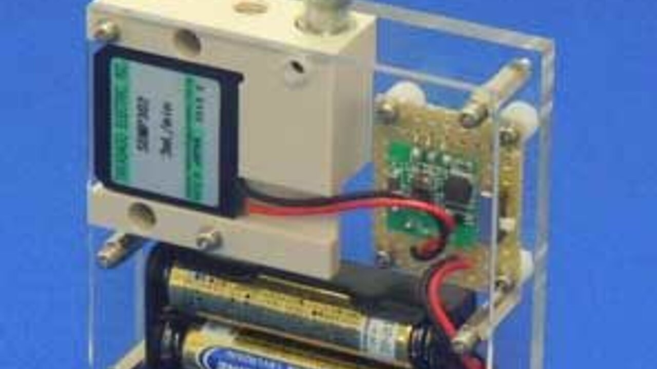 Manually adjustable, low pulsation micro pump unit